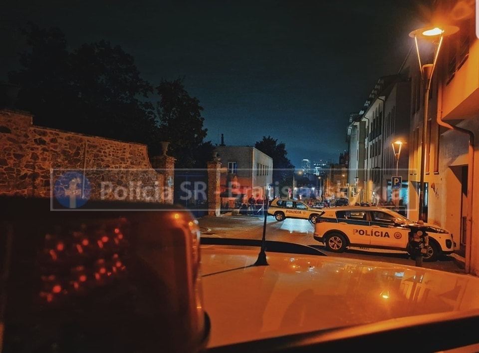 Dos personas asesinadas en un bar LGTBI de Bratislava en un ataque neonazi Dos personas asesinadas en un bar LGTBI de Bratislava en un ataque neonazi